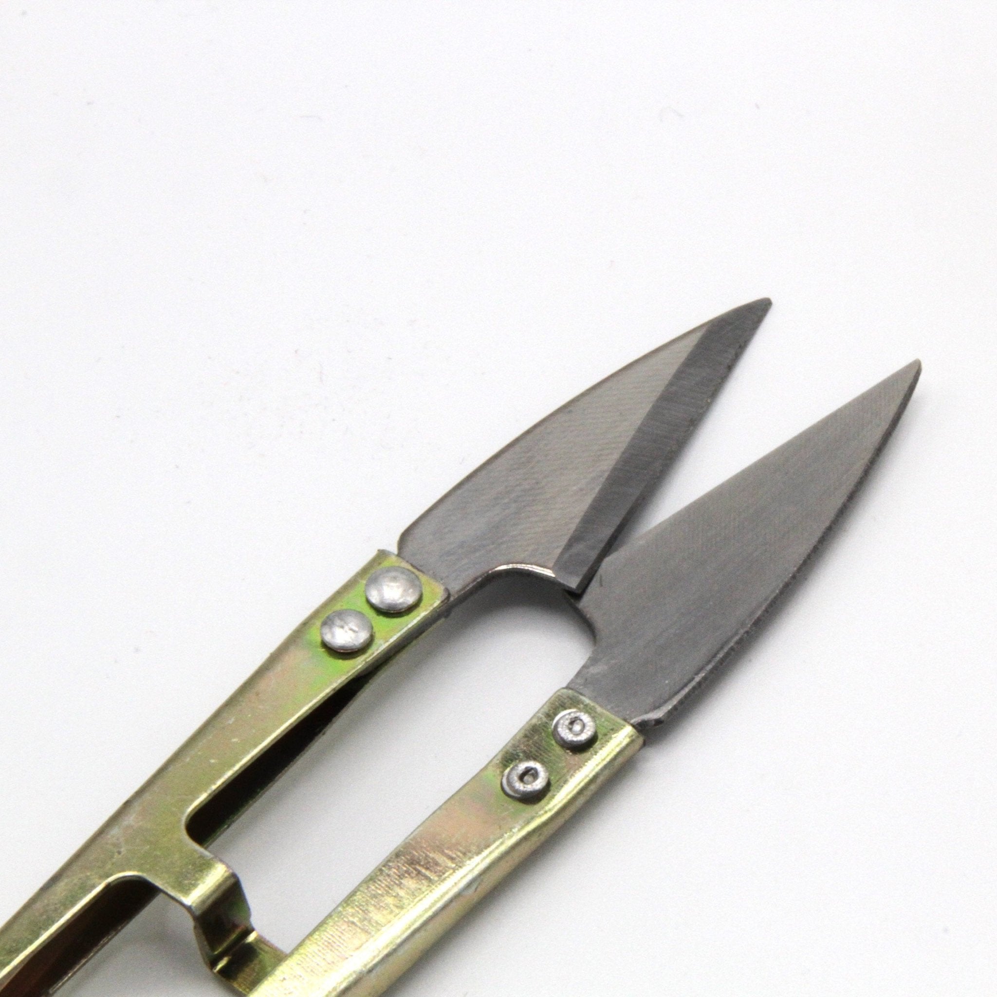 Ciseau coupe fil en métal doré et lames argentées — TissusPapi.com